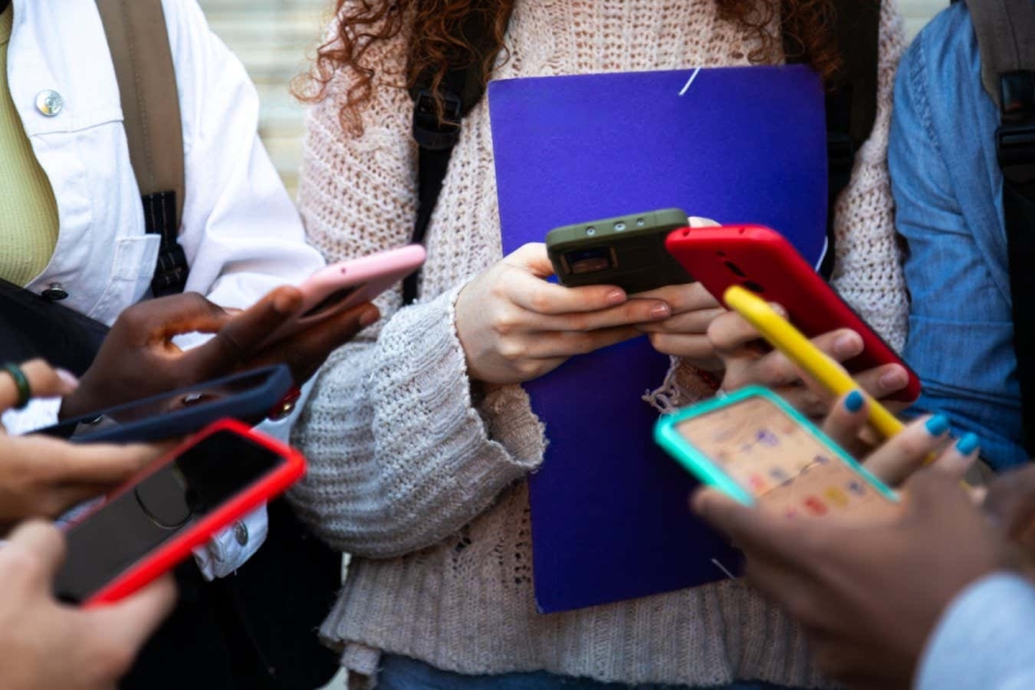 Does limiting social media help teens? We’ll finally get some evidence ...